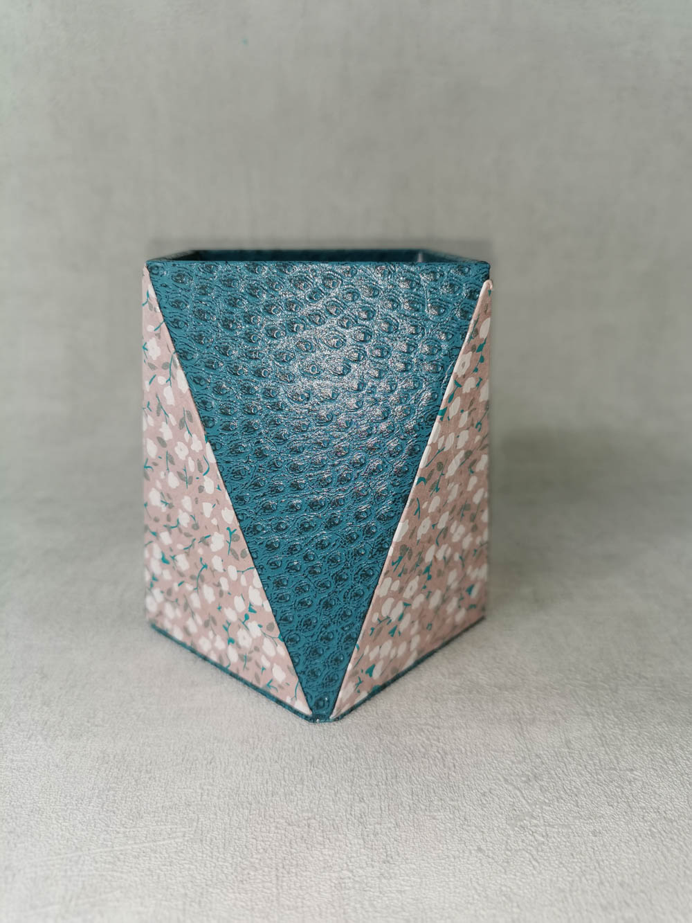 Un pot à crayons en cartonnage - Cartonnage et créations